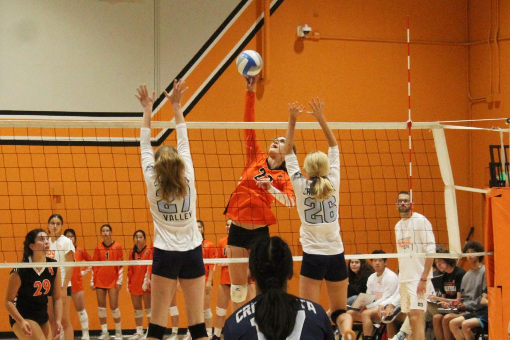 Volleyball defeats Crescenta Valley in four sets